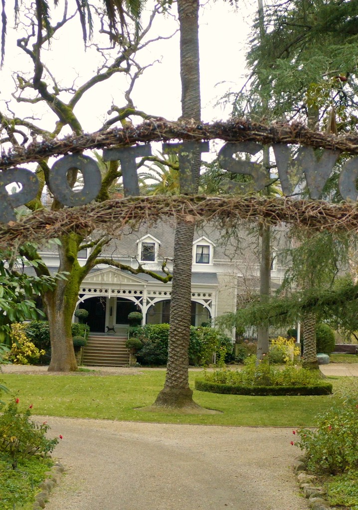 Behind the Glass - streaming tv show online